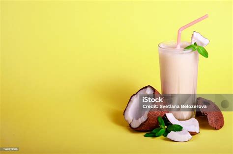 피나 콜라 다파인애플 주스 코코넛 밀크와 럼의 열 대 칵테일 깨진 코코넛과 노란 배경에 민트 신선한 여름 음료 텍스트의 공간 복사 0명에 대한 스톡 사진 및 기타 이미지