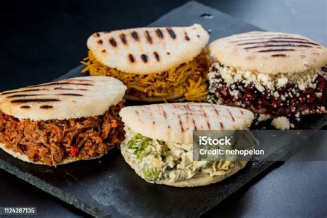 베네수엘라는 라틴 아메리카 음식 블랙 테이블에 다른 소의 4 Arepas Mechada 고기 Arepa 퀸 Pepeada 백색 치즈와 닭고기와 검은 콩 0명에 대한 스톡