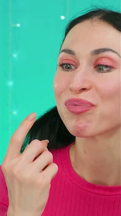 девочка облизывает Нутеллу с пальцев Youtube