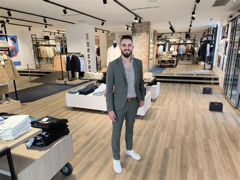 À Laval Devred 1902 Qui Habille Lhomme De 19 à 90 Ans Arrive Sur