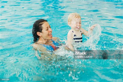 수영장 엄마는 어린 아이에게 수영장에서 수영을 가르칩니다 2 3 살에 대한 스톡 사진 및 기타 이미지 2 3 살 2명 35 39세 Istock