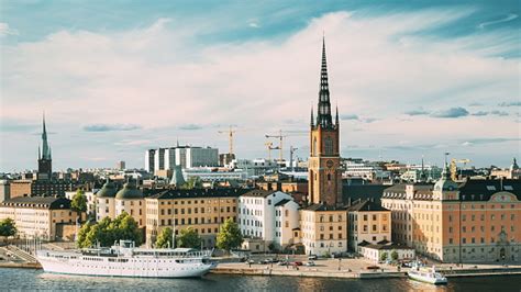 스톡홀름 스웨덴 감라 스탠은 유명한 인기 있는 장소와 목적지 경치입니다 서니 여름 도시 스카이 라인의 리다홀름 교회 올드 타운에서 제방의 경치 유네스코 세계문화유산 0명에