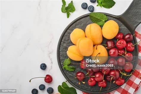 흰색 대리석 배경에 신선한 살구 붉은 체리와 블랙 베리 채식주의 자 체중 감소 깨끗 하 고 건강 한 식사 개념 맨 위 보기입니다 공간을 복사합니다 0명에 대한 스톡 사진 및