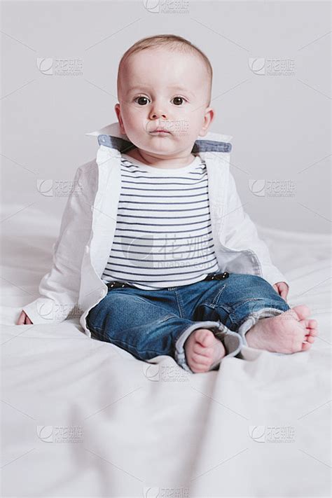 小男孩在床上的特写。家庭的概念