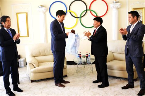 МҮОХ ны Ерөнхийлөгч Б Баттүшиг тамгаа гардан авлаа