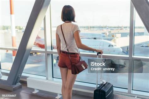 활주로에 비행기에서 게이트 창문 근처 공항에서 젊은 여자 여행자 가방에 대한 스톡 사진 및 기타 이미지 가방 게이트 공항