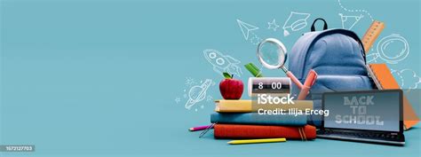 복사 공간이 있는 파란색 배경에 노트북과 책이 있는 학교 개념으로 돌아갑니다 0명에 대한 스톡 사진 및 기타 이미지 0명 9월 개념 Istock