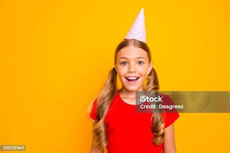 생일 파티 좋은 분위기 착용 종이 모자 캐주얼 빨간 티셔츠 고립 된 노란색 색 배경에 대 한 준비 꽤 작은 아가씨 긴 꼬리 헤어
