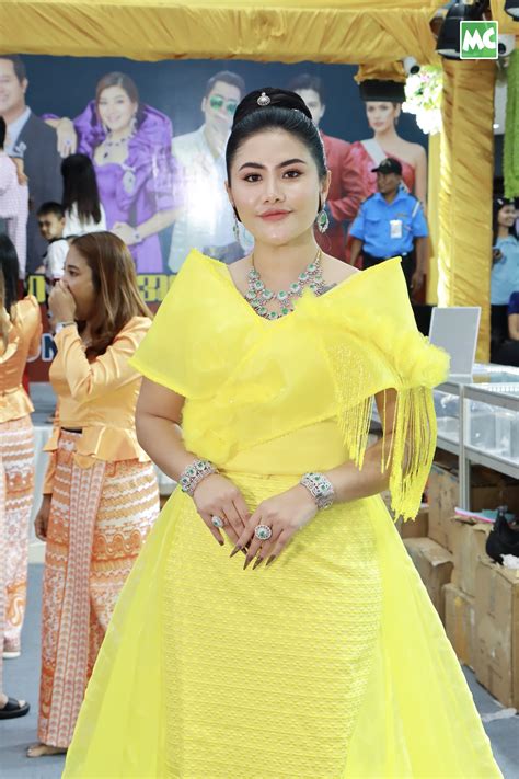 စိန်ဧကရီ ရဲ့ မော်လမြိုင်မြို့ အထူးစျေးရောင်းပွဲမှ ဟိန်းဝေယံ နဲ့ ပန်းချီ