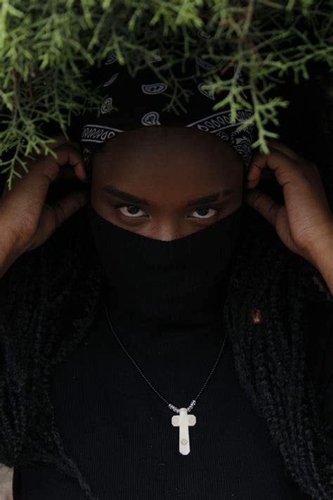 나무 아래에 서 있는 사람 사진 Unsplash의 무료 사람 이미지