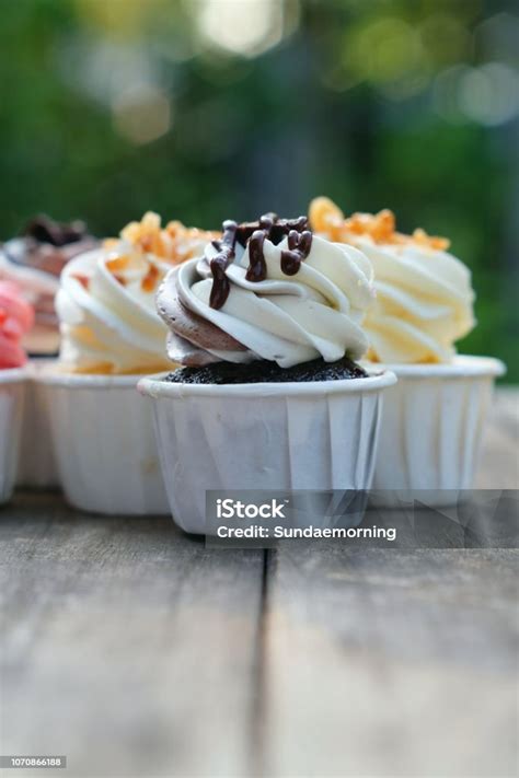 멋진 컵 케이크 초콜릿 캐 러 멜과 나무 테이블 생일 축 하 개념 복사 공간에 딸기의 그룹 개념에 대한 스톡 사진 및 기타 이미지 Istock
