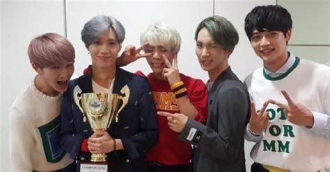 샤이니 뷰 첫 1위 트로피 인증샷훈훈