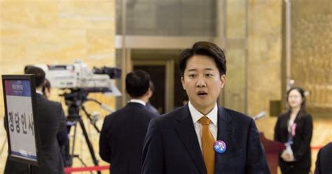 이준석 ‘젓가락 발언···직장인 10명 중 7명 “언어 성폭력 징계해야”