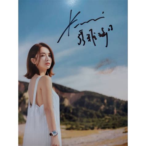 張雅涵kimi寫真書 涵氧女孩 寫真書內頁含親筆簽名雅涵親吻唇印隨機海報一張隨機書籤一張 僅此一本 蝦皮購物