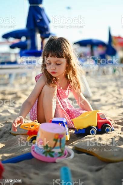 모래 해변에서 플라스틱 색깔의 장난감으로 즐거운 시간을 보내는 귀여운 소녀 2 3 살에 대한 스톡 사진 및 기타 이미지 2 3 살 관광객 귀여운 Istock