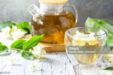 치료 허브 차 소박한 나무 테이블에 유리 주전자에 재스민 꽃뜨거운 재스민 차 재스민에 대한 스톡 사진 및 기타 이미지 재스민 차 뜨거운 음료 티 파티 Istock