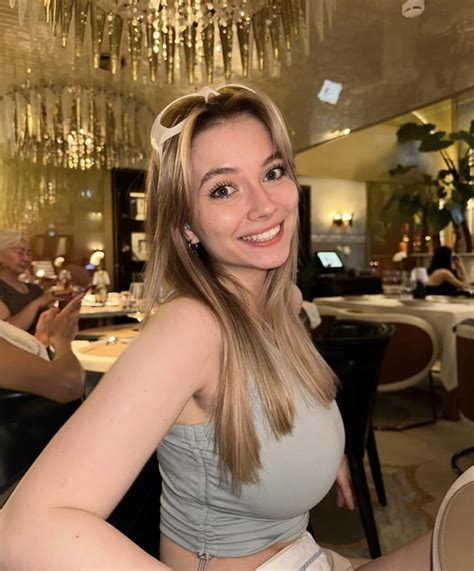 Busty Princess R2busty2hide