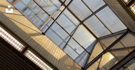 창문이 많은 건물의 천장 모습 사진 Unsplash의 무료 광 이미지