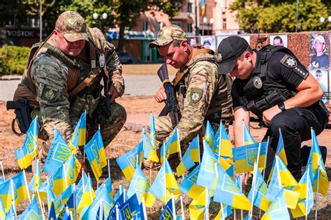 У Херсоні на острівці памяті загиблих на війні захисників України зявилися прапорці з іменами