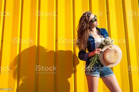 안경 및 노란 배경에 꽃과 모자를 착용 하는 소식통 소녀의 초상화 여름 의상 패션 공간 개인 장식품에 대한 스톡 사진 및 기타 이미지 Istock