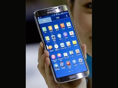 Samsung Galaxy Round Review This Curved Screen Phone Falls Flat Firstpost