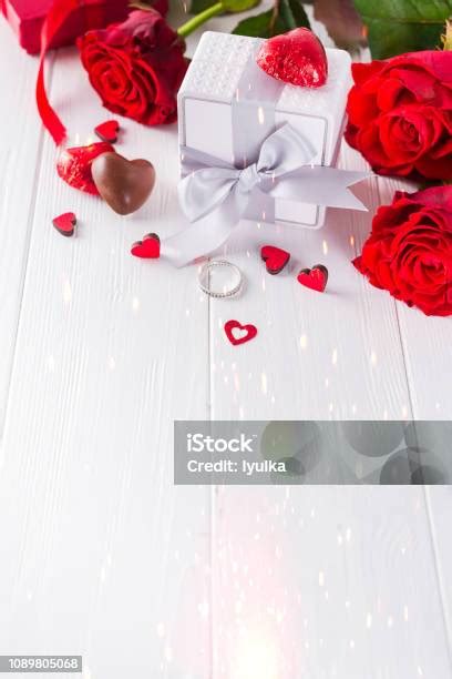 발렌타인 초콜릿 사랑 달콤한 심장 모양의 초콜릿 사탕 빨간 장미와 하얀 나무 배경에 선물 상자 구도에 대한 스톡 사진 및 기타 이미지 Istock