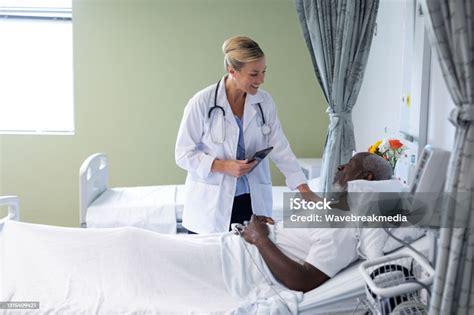 백인 여성 의사 태블릿을 들고 미소와 아프리카 계 미국인 환자와 이야기 2명에 대한 스톡 사진 및 기타 이미지 2명 간호사 건강관리와 의술 Istock