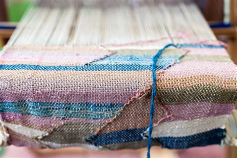 닫기 최대의 화이트 리넨 길 쌈 기계에 태국 전통 리넨 직접 만든 리넨 섬유 직조 베틀 0명에 대한 스톡 사진 및 기타 이미지 0명 고대의 곤충 Istock