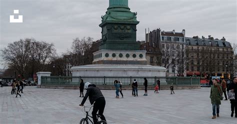 낮 동안 흐린 하늘 아래 녹색 콘크리트 동상 사진 Unsplash의 무료 회색 이미지