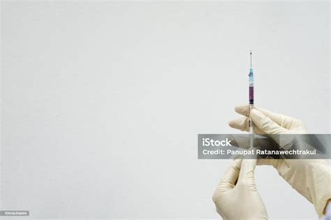 의사의 손을 잡고 투베르쿨린 주사기 그들은 약물을 관리 하 고 결핵 테스트 셀 복사 공간을 수행 하는 데 사용 됩니다 간호사에 대한 스톡 사진 및 기타 이미지 Istock