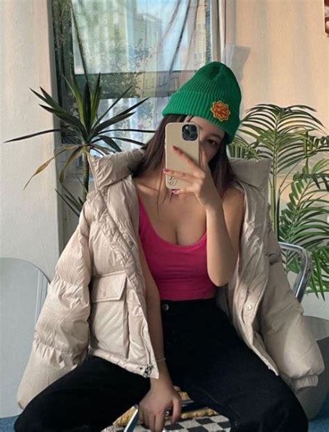 큐리 민소매 쇼트패딩에도 빛나는 미모 비트스포츠