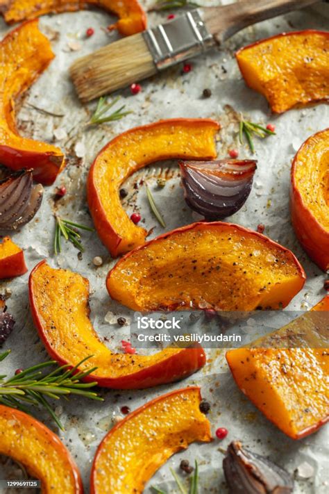 클로즈업 구운 호박과 아로마 허브 붉은 양파 바다 소금 올리브 오일 호박 가을 배경 위쪽 보기 0명에 대한 스톡 사진 및 기타