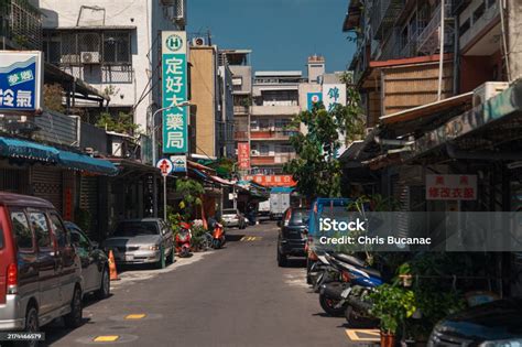 화창한 날에는 소형 밴과 현지 시장이 대만 타이베이의 활기찬 거리를 따라 늘어서 있습니다 0명에 대한 스톡 사진 및 기타 이미지 0명 거리 건물 외관 Istock