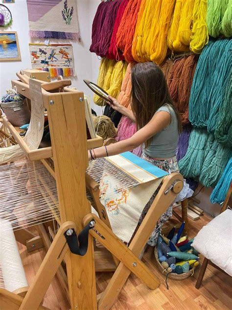 Val 🐝 Пчелата 🐝 💛 Пчелата е духовният вестоносец която събира мъдрост от цветята на илюзорния