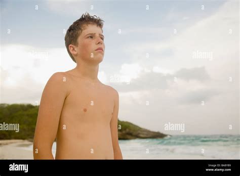 Junge Stand Am Strand Stockfotografie Alamy