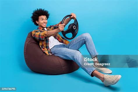 전체 길이 사진 재미 좋은 분위기 남자 입고 격자 무늬 셔츠 운전 자동 빈 공간 고립 된 파란색 배경 검정 머리에 대한 스톡 사진 및 기타 이미지 Istock