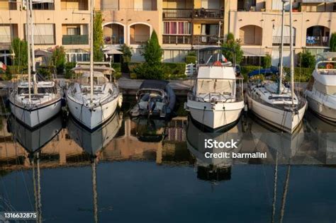 여행 및 휴가 목적지 포트 그리마우드 바르 프로방스 프랑스 리비에라 프랑스의 주택 지붕 운하 및 보트의 전망 0명에 대한 스톡 사진 및 기타 이미지 Istock