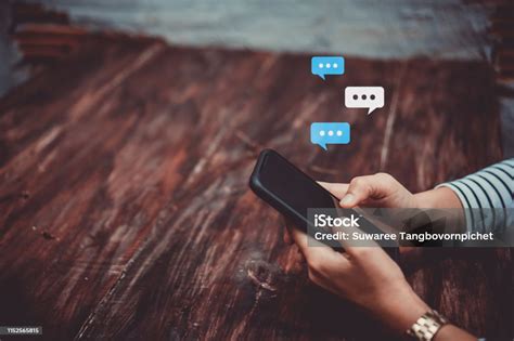 스마트폰 타이핑을 사용 하 여 여자 손 채팅 상자에서 채팅 대화 아이콘 팝업 소셜 미디어 마케팅 기술 개념입니다 빈티지 소프트 컬러 톤 배경입니다 개념에 대한 스톡 사진 및
