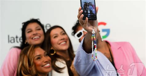 포토 찰칵 픽셀 8 스마트폰으로 셀카 찍는 크리에이터들