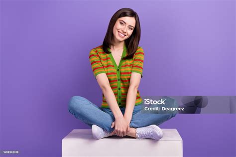 줄무늬 가디건을 입은 쾌활한 매력적인 여자의 사진 미소 짓는 고립된 보라색 배경 20 24세에 대한 스톡 사진 및 기타 이미지 20 24세 갈색 감정 Istock