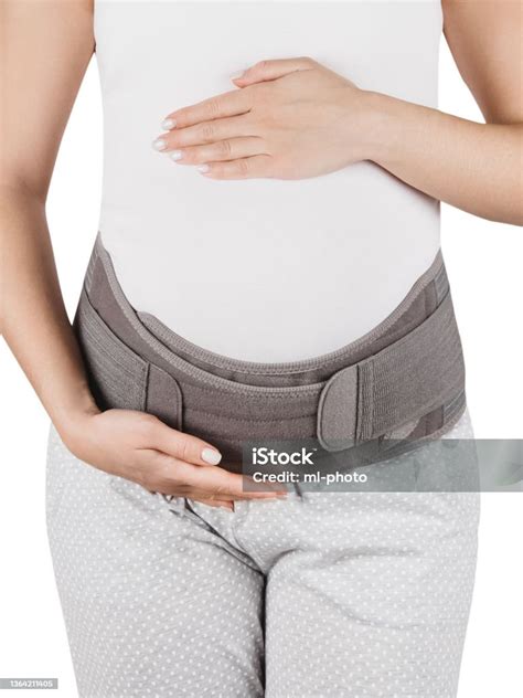 임신 한 여성 배 에 태아 임신 출산 벨트 흰색 배경에 고립 허리 등 복부 밴드를 지원합니다 배꼽 중괄호 임신을위한 배꼽 밴드 정형 외과 복부 지원 벨트 개념에 대한 스톡