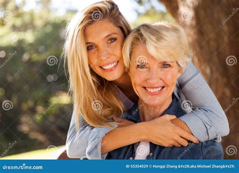 Hija Que Abraza A La Madre Imagen De Archivo Imagen De Verde 55354029