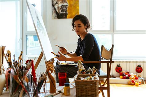 아름 다운 여성 아티스트 브러시와 팔레트와 캔버스에 그림 20 29세에 대한 스톡 사진 및 기타 이미지 20 29세 그리기 그림 그리기 Istock