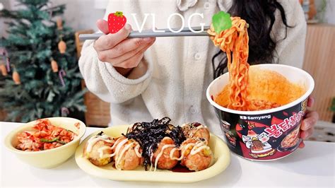 Sub 딸기 2팩 넣은 딸기생크림 케이크 만들기🍰 콘야끼 만들고 밀푀유나베랑 혼술하는 자취생 연말 일상🌽ㅣ해물떡볶이 고구마튀김 쌀국수 참치상추비빔밥 부대찌개