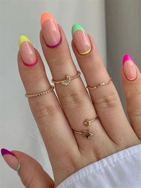 ۳۰ طرح ناخن نئون کره‌ای ۱۴۰۲ ناخن‌هایت را درخشان‌تر کن ستاره