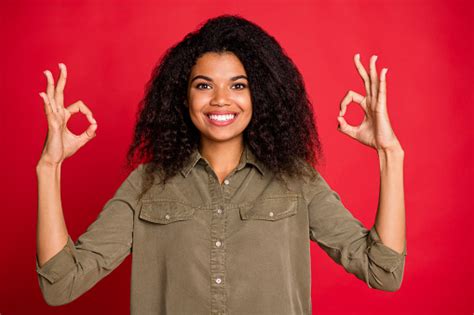 명랑 한 귀여운 예쁜 곱슬 곱슬 물결 모양의 여자 친구 미소 의 사진 Toothily 보여주는 당신에게 완벽한 품질 고립 된 선명한 색상 배경을 보여주는 두 배 확인 기호