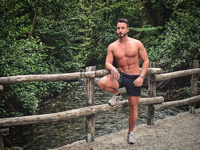 英俊的肌肉赤裸上身的大块头男人在乡村户外靠在栅栏上高清摄影大图 千库网