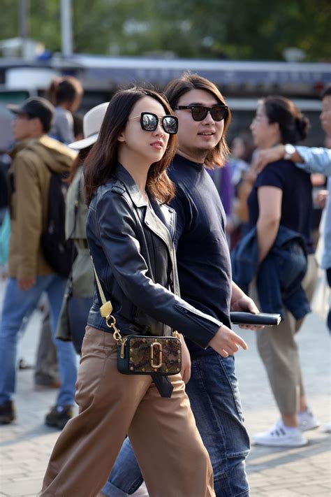 街拍：时尚美女用皮衣来解读生活，快来看看人家怎么用皮衣穿搭吧皮衣黑色皮夹克新浪新闻