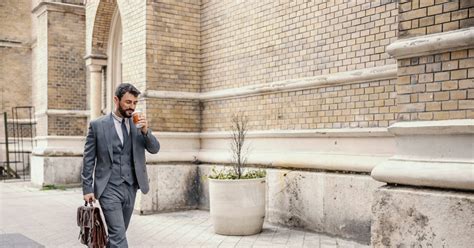 일회용 컵에서 커피를 마시고 일하러 가는 잘생긴 사업가의 전체 길이 사진 Unsplash의 커피 음료 이미지