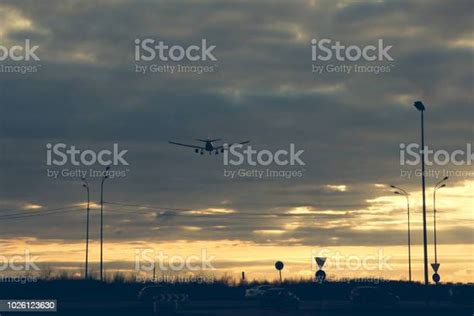 비행기는 하늘에 날고 있다 비행기로 여행 국제 수송입니다 0명에 대한 스톡 사진 및 기타 이미지 0명 공항 관광 Istock